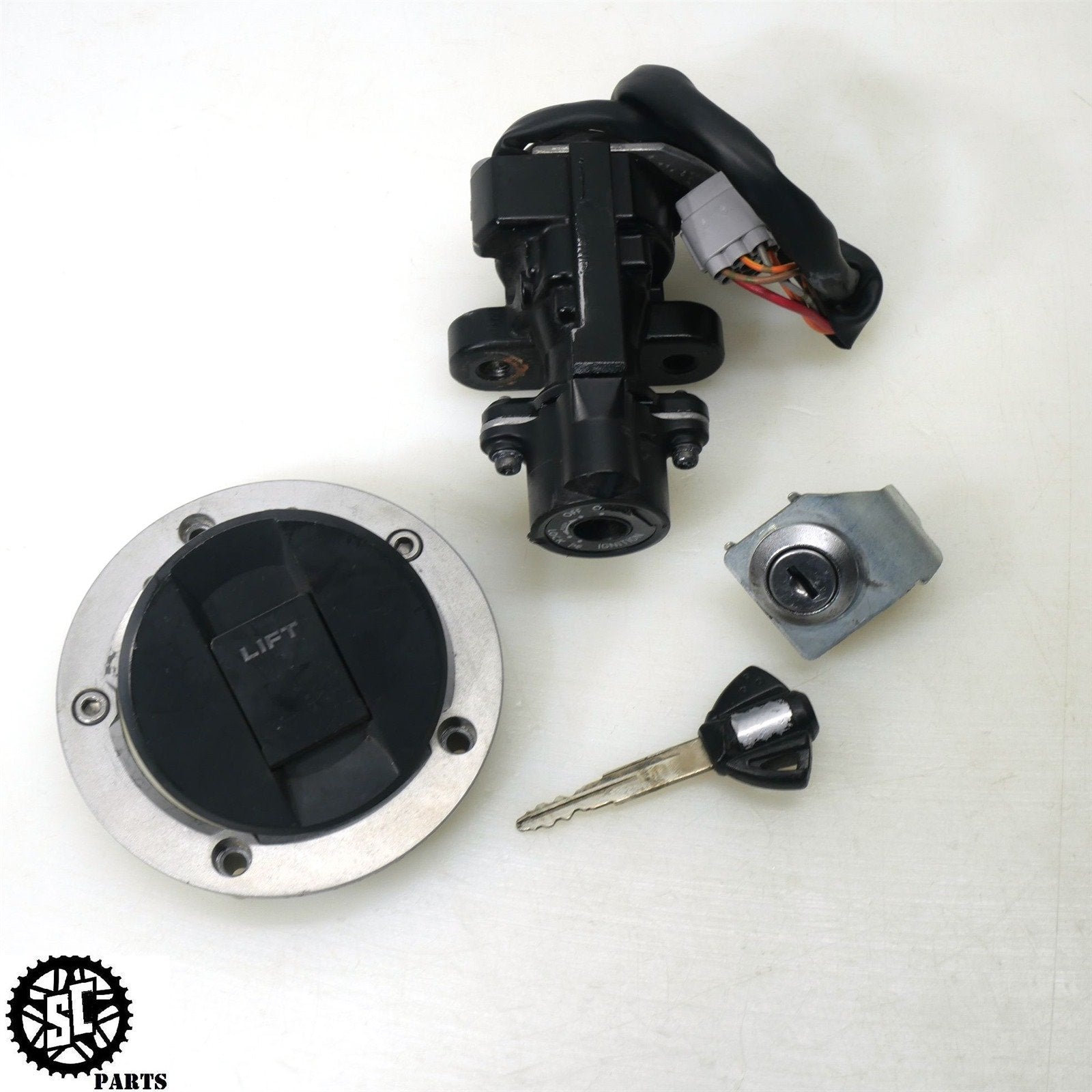 06 07 SUZUKI GSXR 600 LOCK SET IGNITION SWITCH S70 – SALVAGECYCLEPARTS
